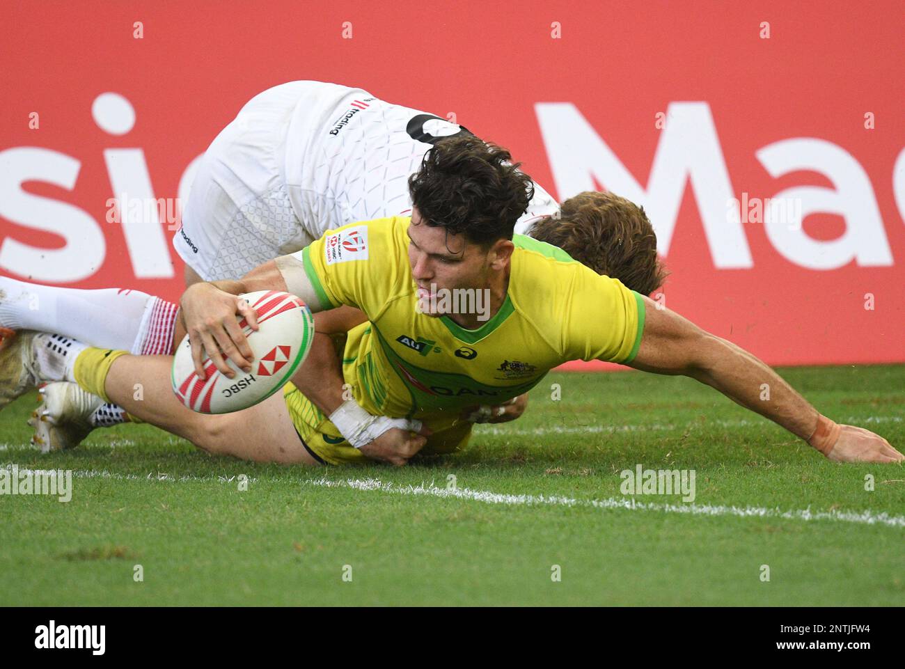Australia's Simon Kennewell beats England's Tom Mitchell to score ...