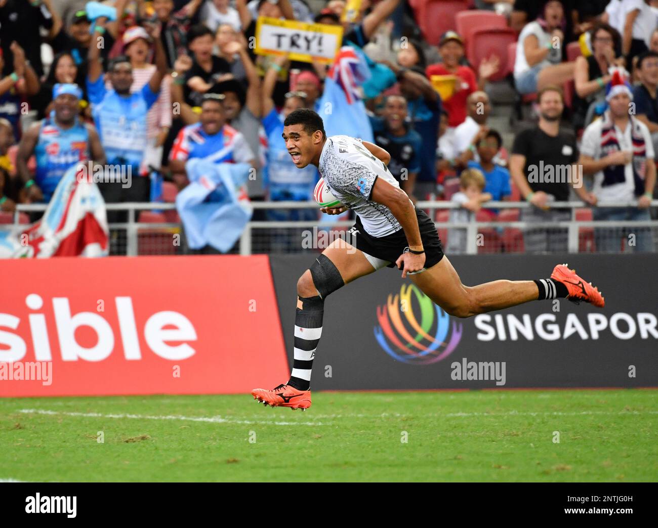 Fiji's Meli Derenalagi breaks away to score during the HSBC Singapore ...