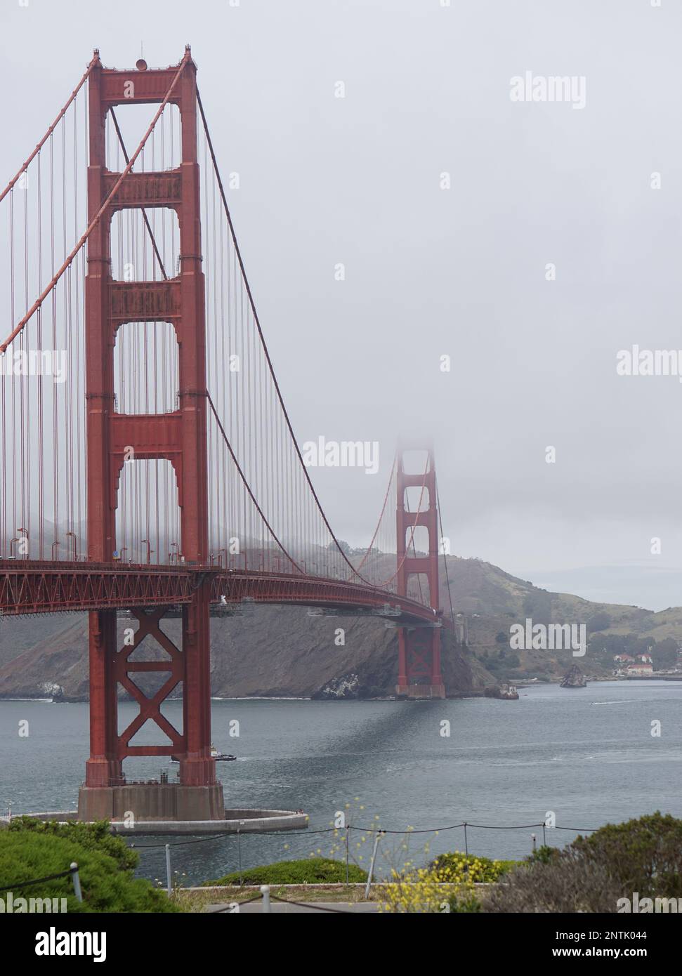 Golden gate bridge side view hi-res stock photography and images - Alamy