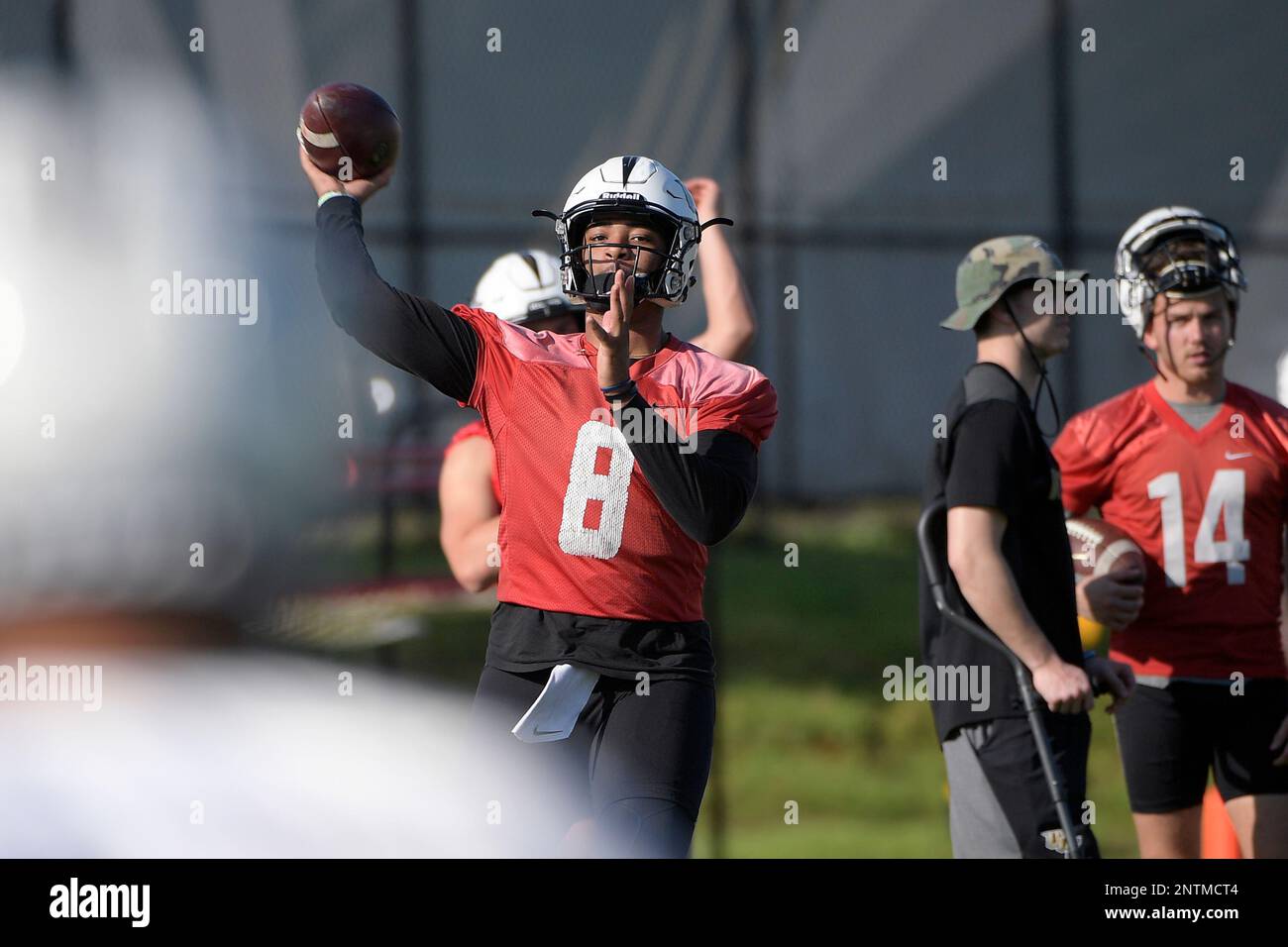 Central Florida quarterback Darriel Mack Jr. (8) throws a pass as ...