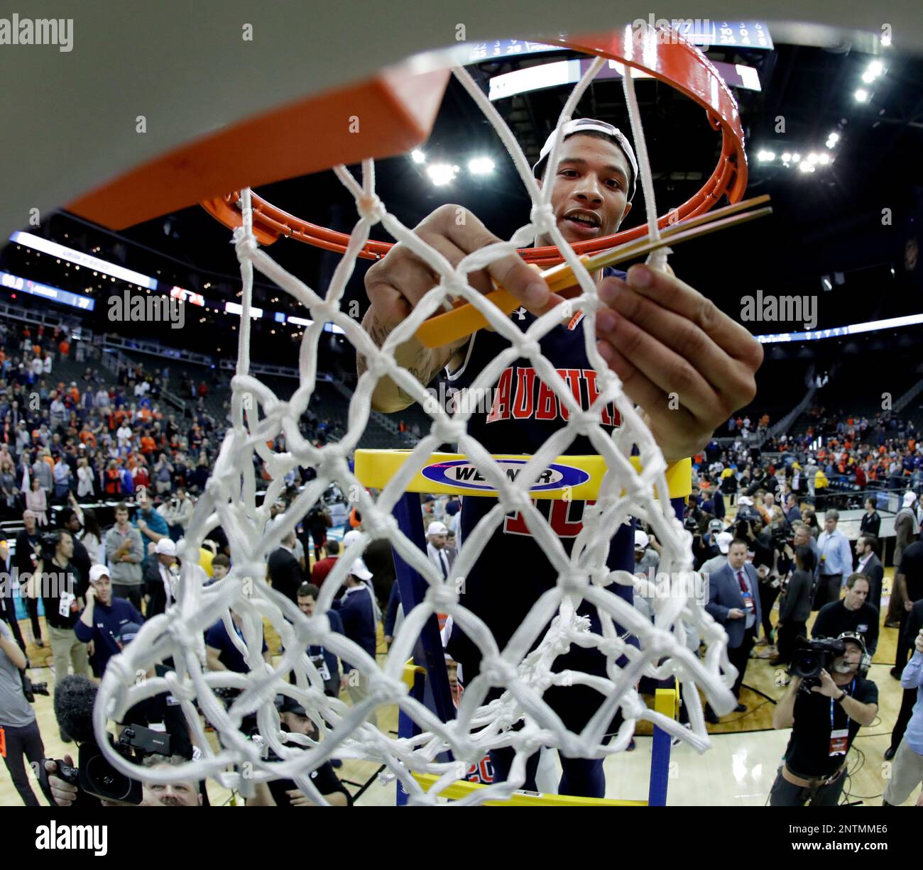 Auburn S Samir Doughty Cuts The Net After The Midwest Regional Final
