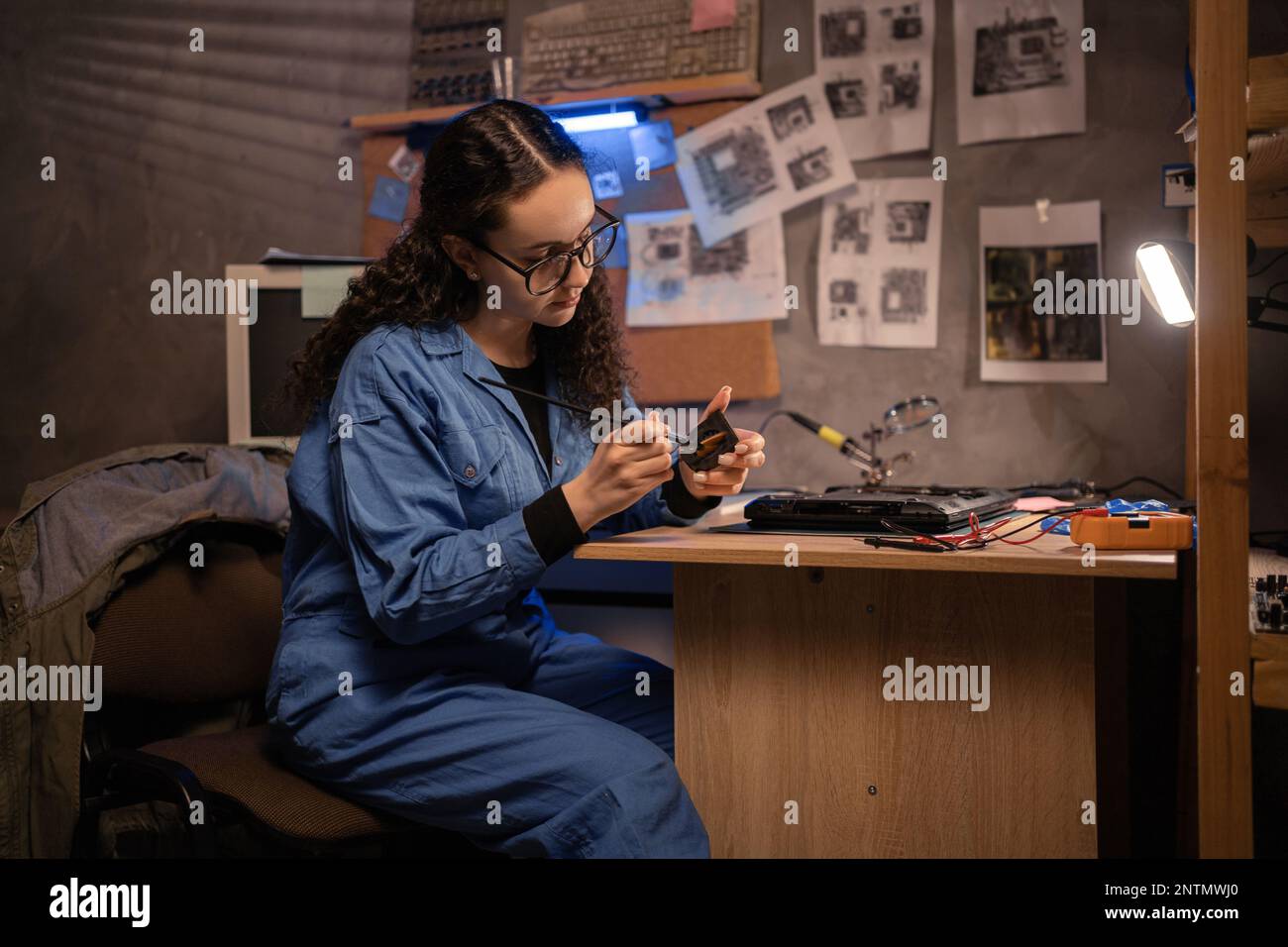 Master disassembling laptop in hi-res stock photography and images - Alamy
