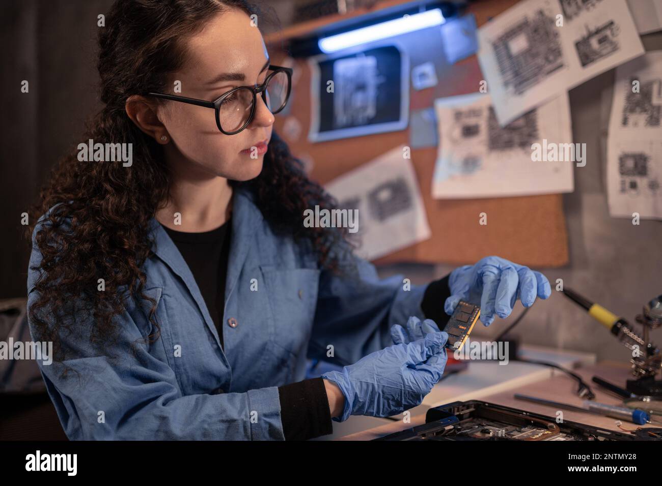 Woman repairing computer hi-res stock photography and images - Alamy