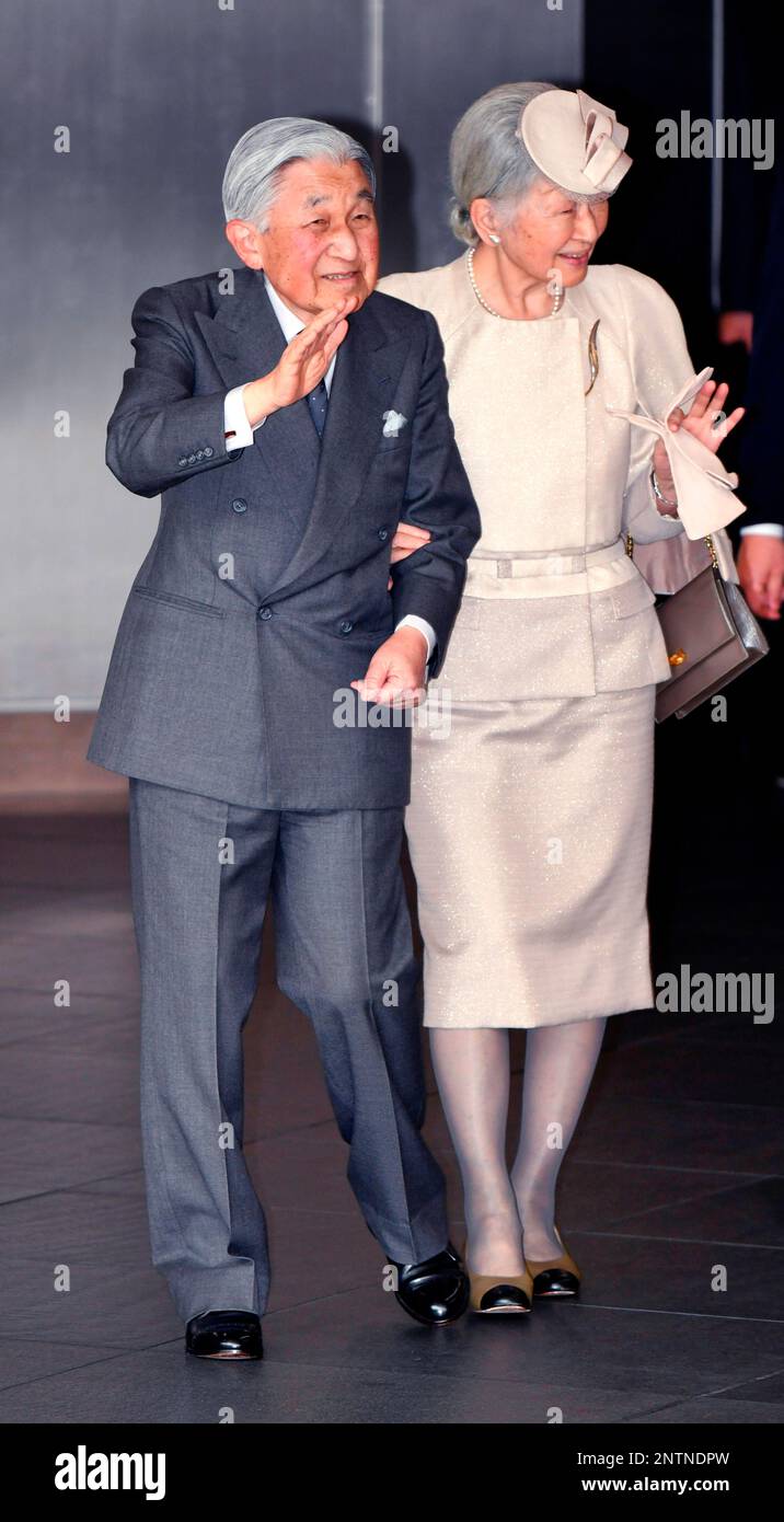Japan's Emperor Akihito and Empress Michiko arrive at Kyoto Station in ...