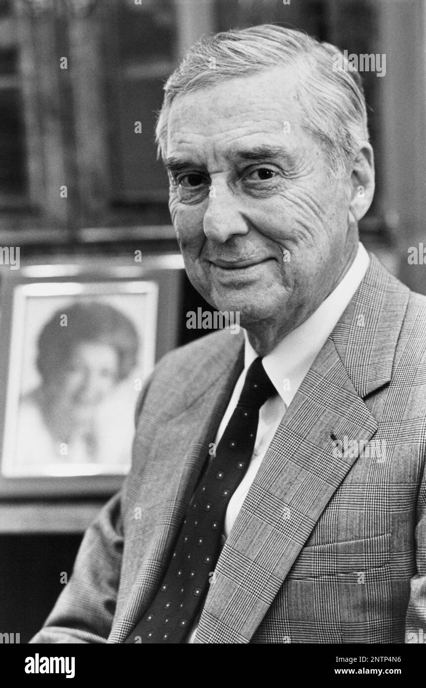 Sen. Lloyd Bentsen, D-Tex. with photo of his wife of 47 years, Beryl ...