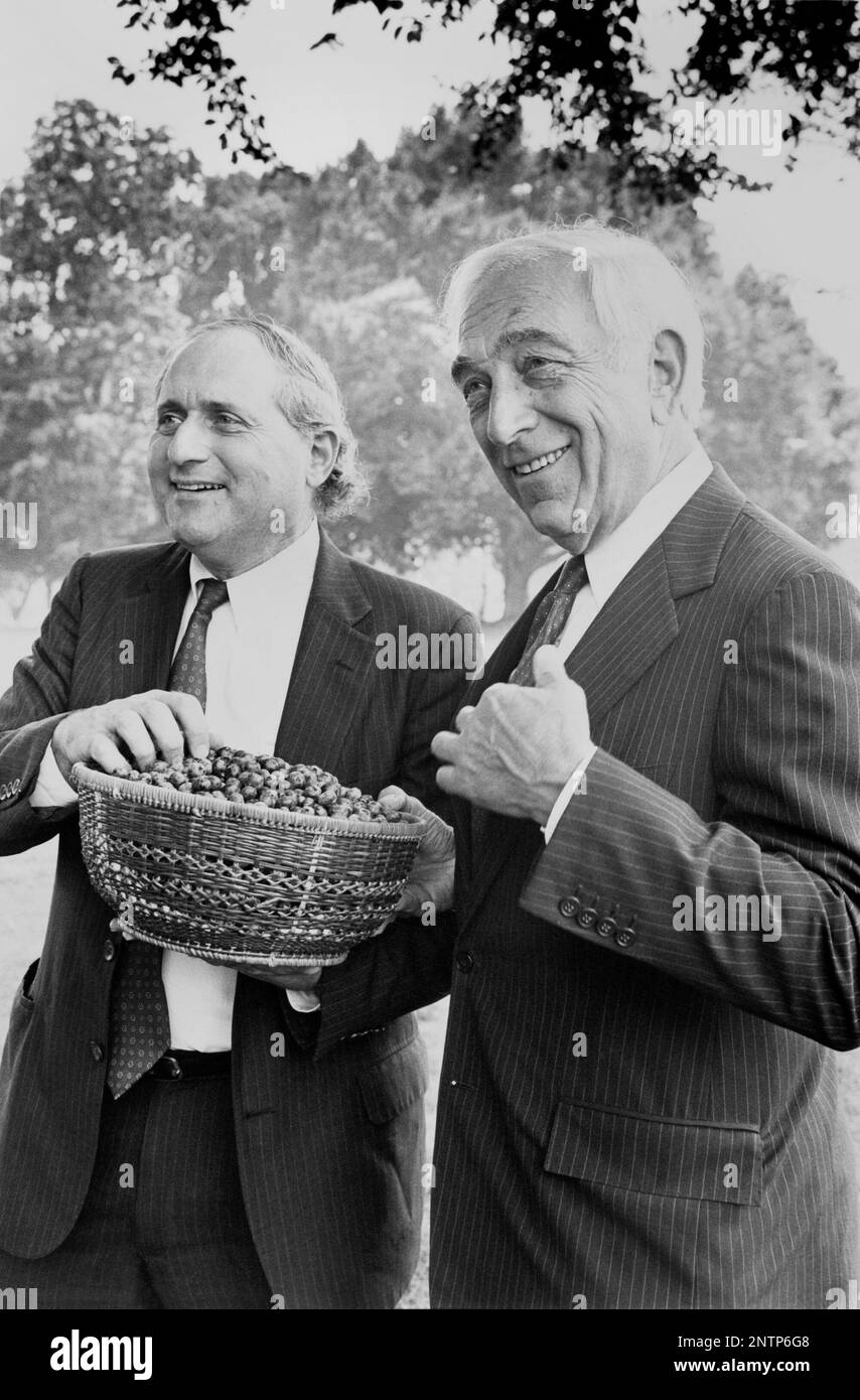Sen. Frank Lautenberg, D-N.J., and Sen. Carl Levin, D-Mich., eating ...