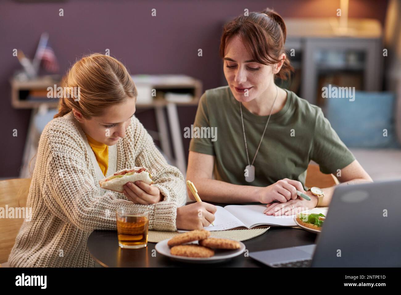 Military woman helping hi-res stock photography and images - Alamy