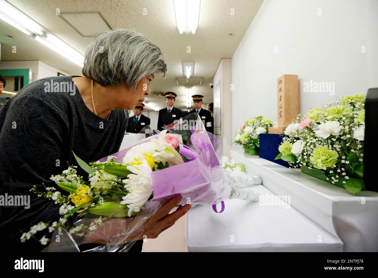Shizue Takahashi visits the Kasumigaseki Station and offers flowers for ...