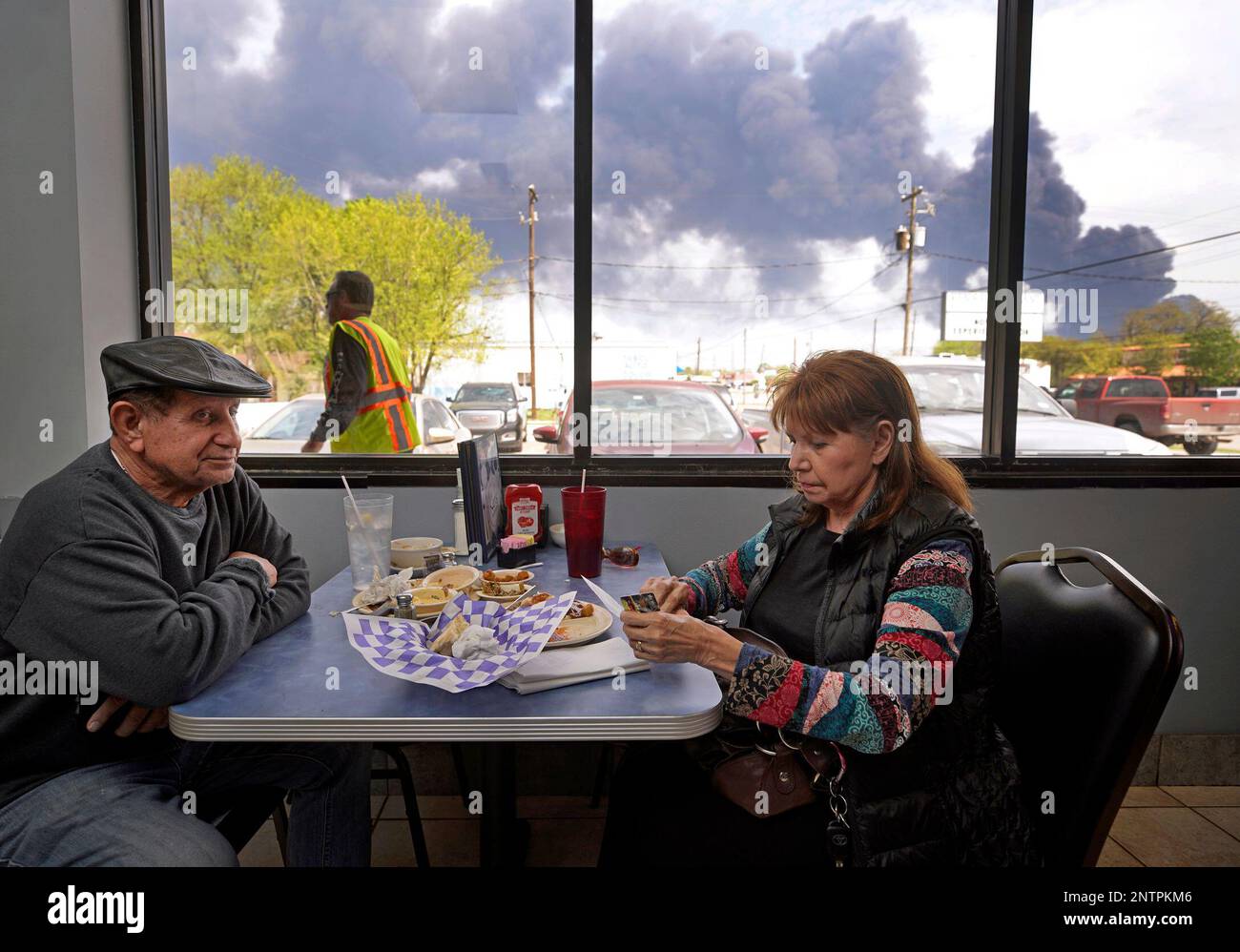 Charlie Tamez and his wife, Dalia Tamez, finish their lunch at Ken's ...