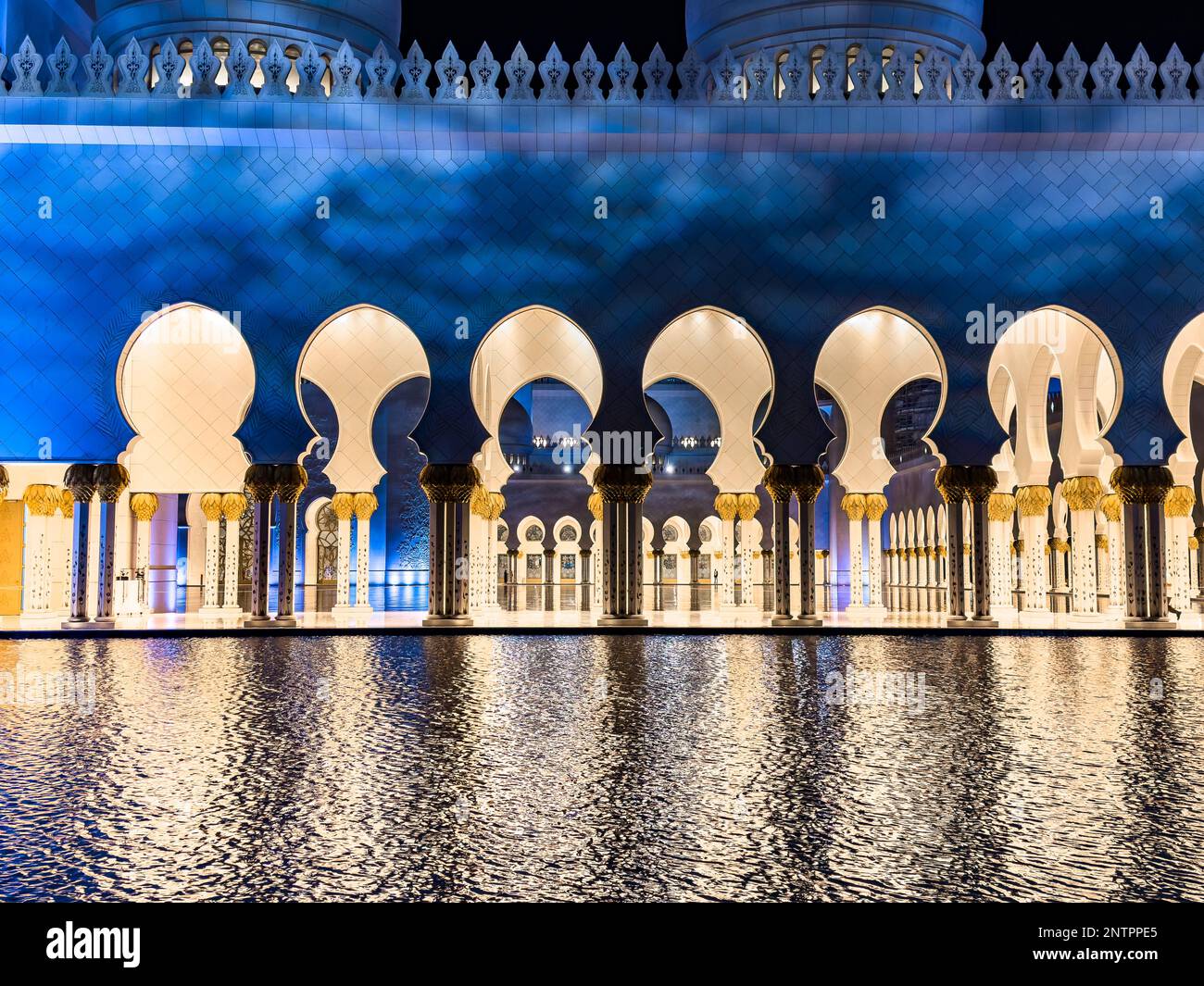The Sheikh Zayed Grand Mosque during sunset, in Abu Dhabi, United Arab ...