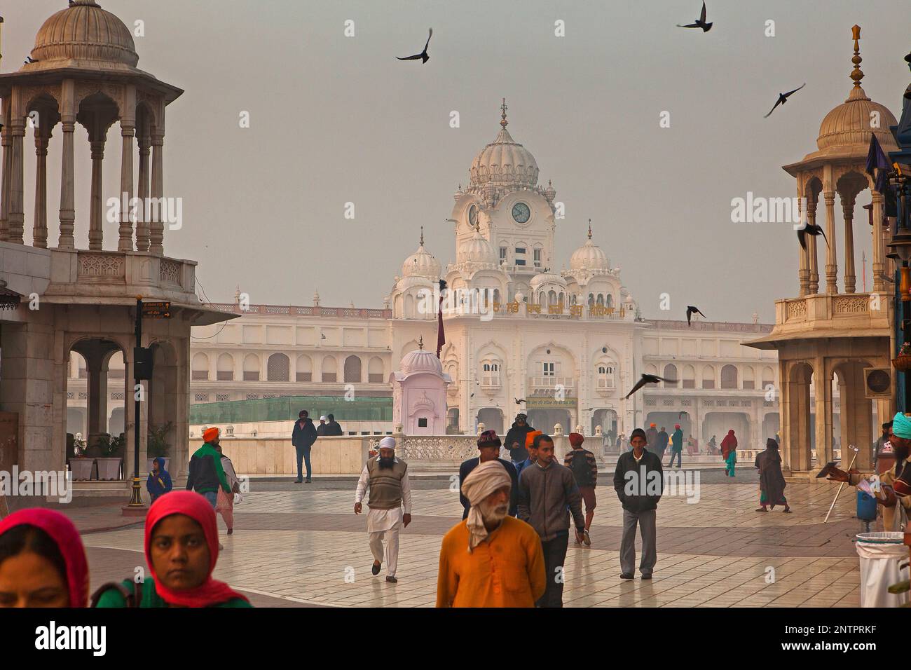Golden entrance gate to amritsar hi-res stock photography and images ...