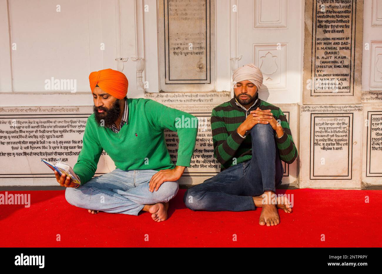Pilgrims praying, golden temple, Amritsar, Punjab, India Stock Photo ...