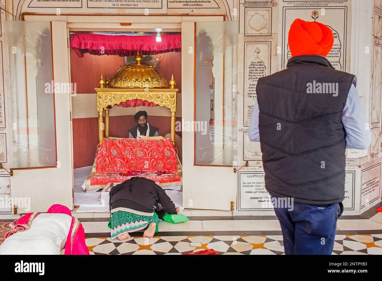 Pilgrims praying, golden temple, Amritsar, Punjab, India Stock Photo ...