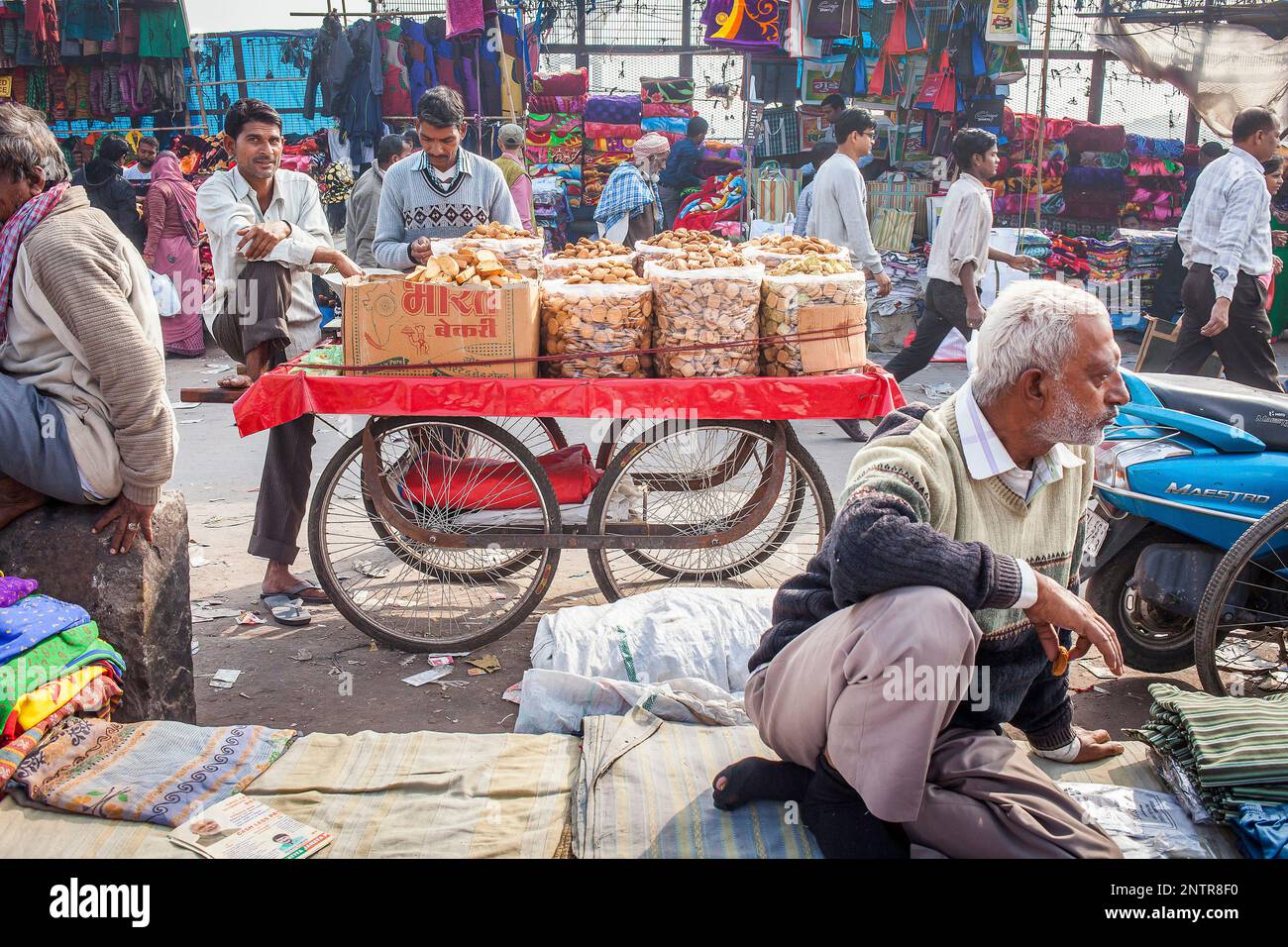 Toasted bread stall trolly, in Khari Baoli, near Chandni Chowk, Old ...