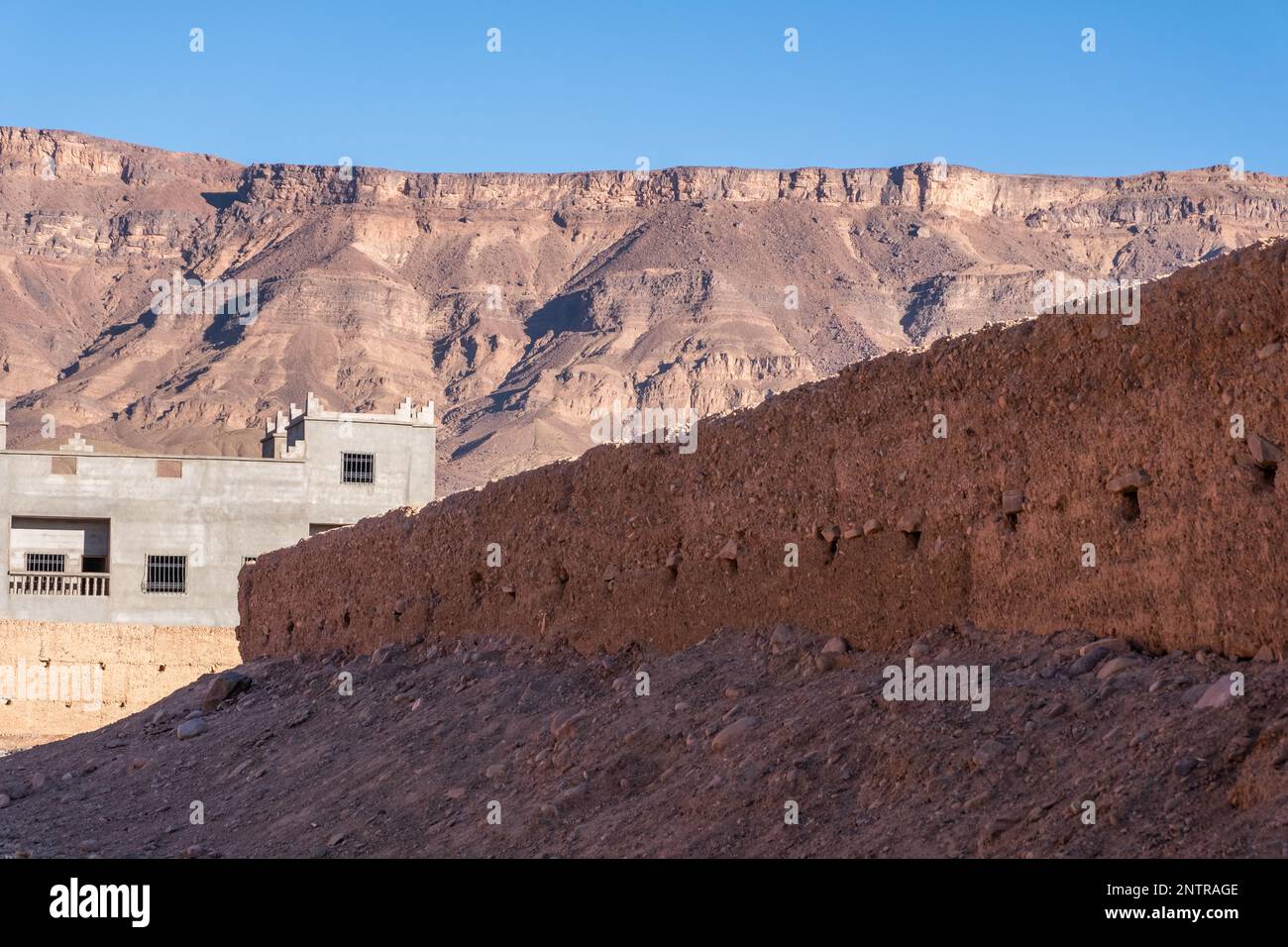 Ancient mud walls in a barbarian village in the desert Stock Photo - Alamy