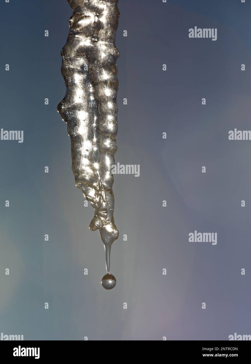 Ice dropping into water hi-res stock photography and images - Alamy