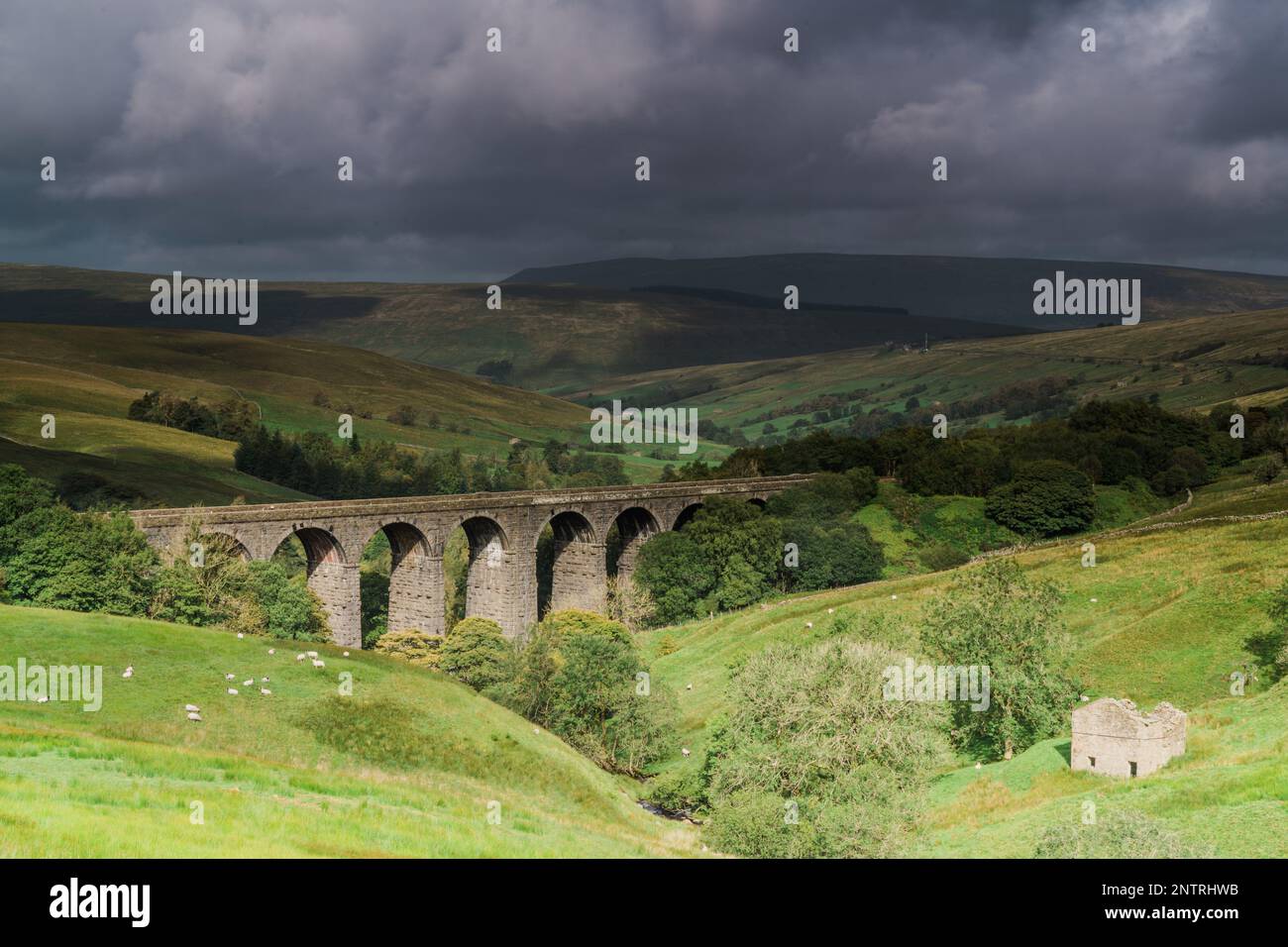 Dent Head Viaduct train crossing in the Yorkshire Dales Stock Photo - Alamy