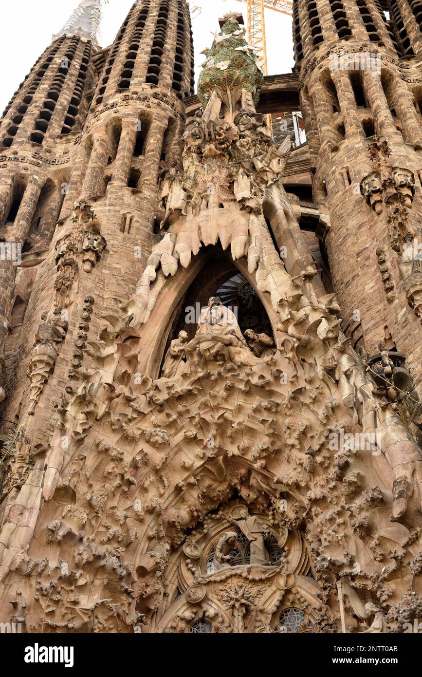 Incredible sculptures and design outside the church La Sagrada Familia ...