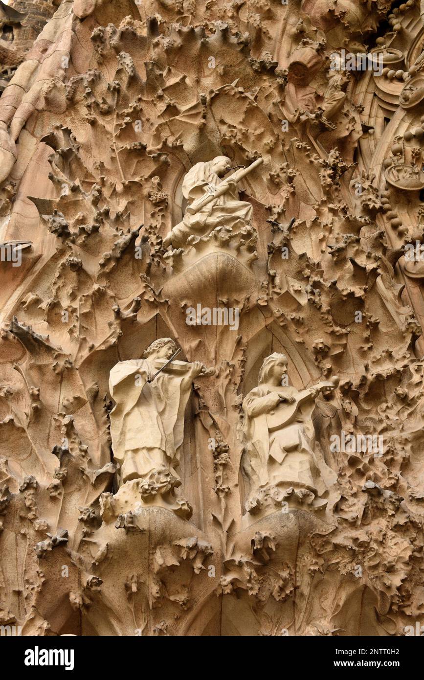 Incredible sculptures and design outside the church La Sagrada Familia ...