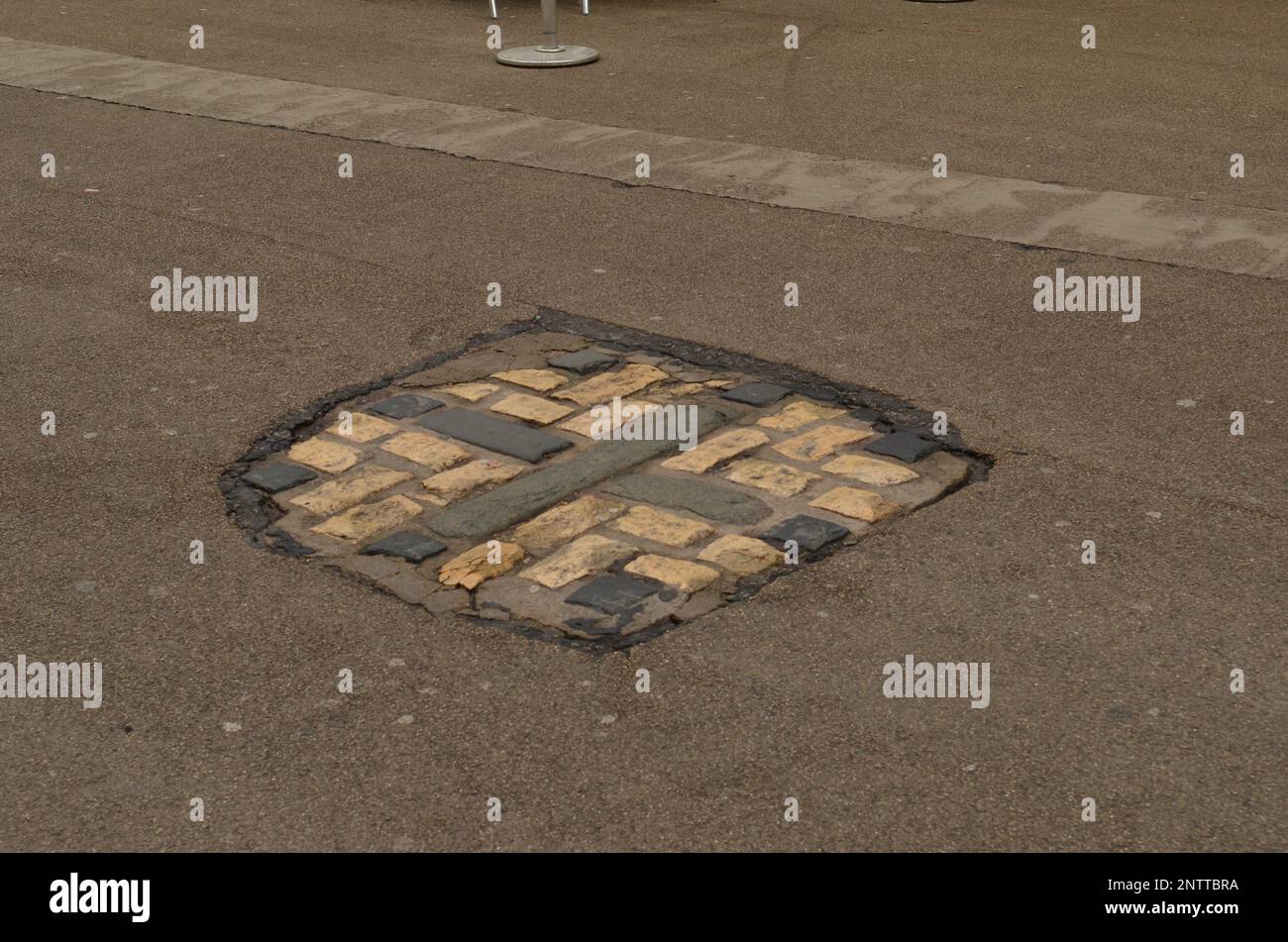 Oxford protestant martyrs cross where Latimer, Ridley and Cranmer were ...
