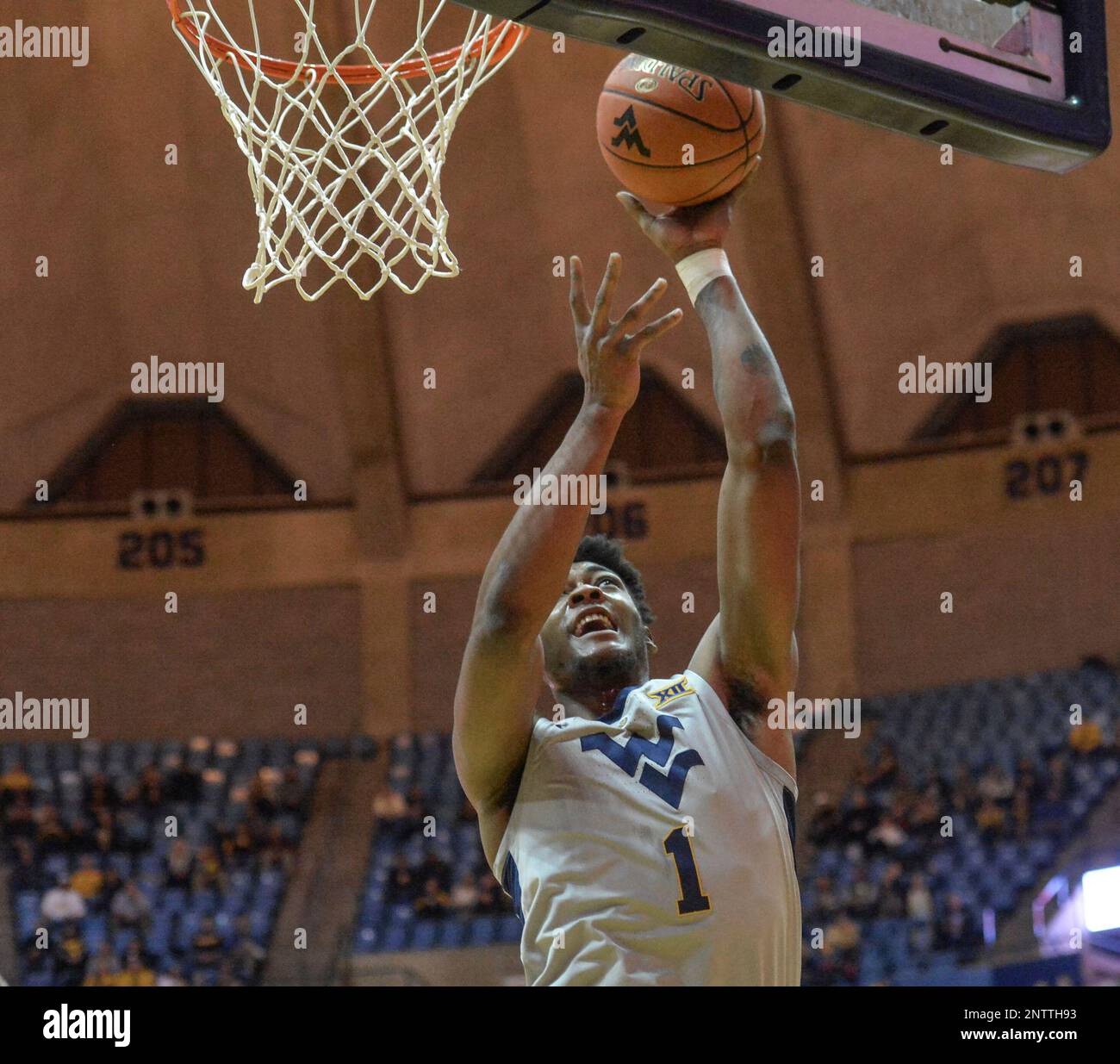 West Virginia forward Derek Culver (1) goes the the basket during the ...