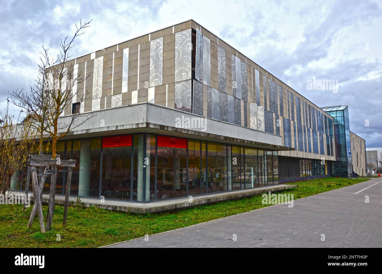 Color modern school building hi-res stock photography and images - Alamy