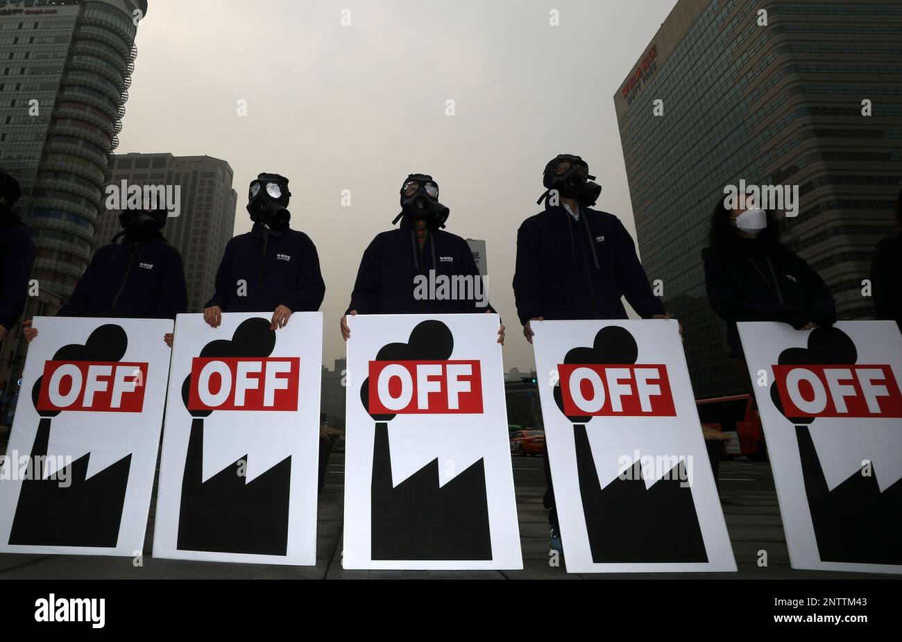 Members of South Korean environment group wearing gas masks stand ...