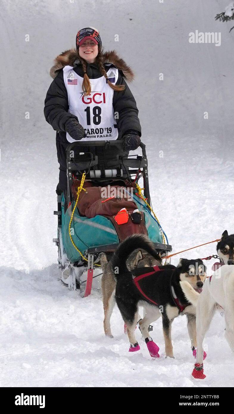 Musher Emily Maxwell of Iowa City, Iowa begins her trek across Long ...