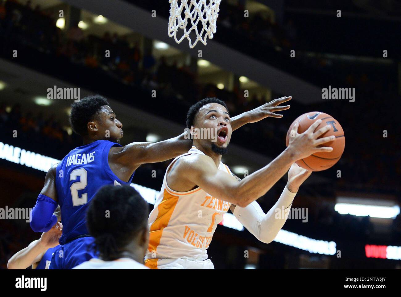 Tennessee Volunteers guard Lamonte Turner (1) takes a shot under the ...