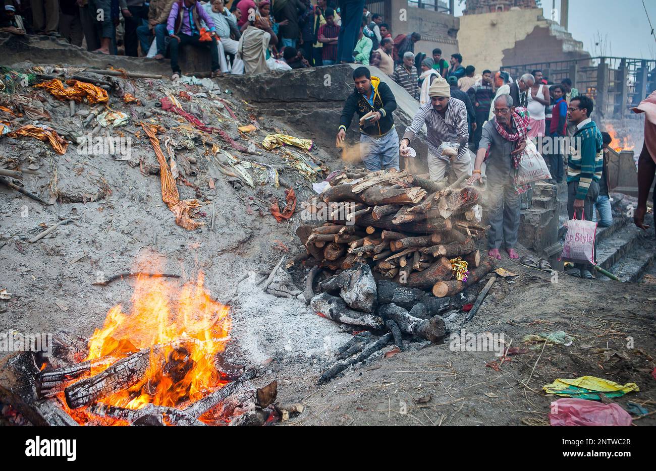 Family preparing a family member's body to burn, in Manikarnika Ghat ...