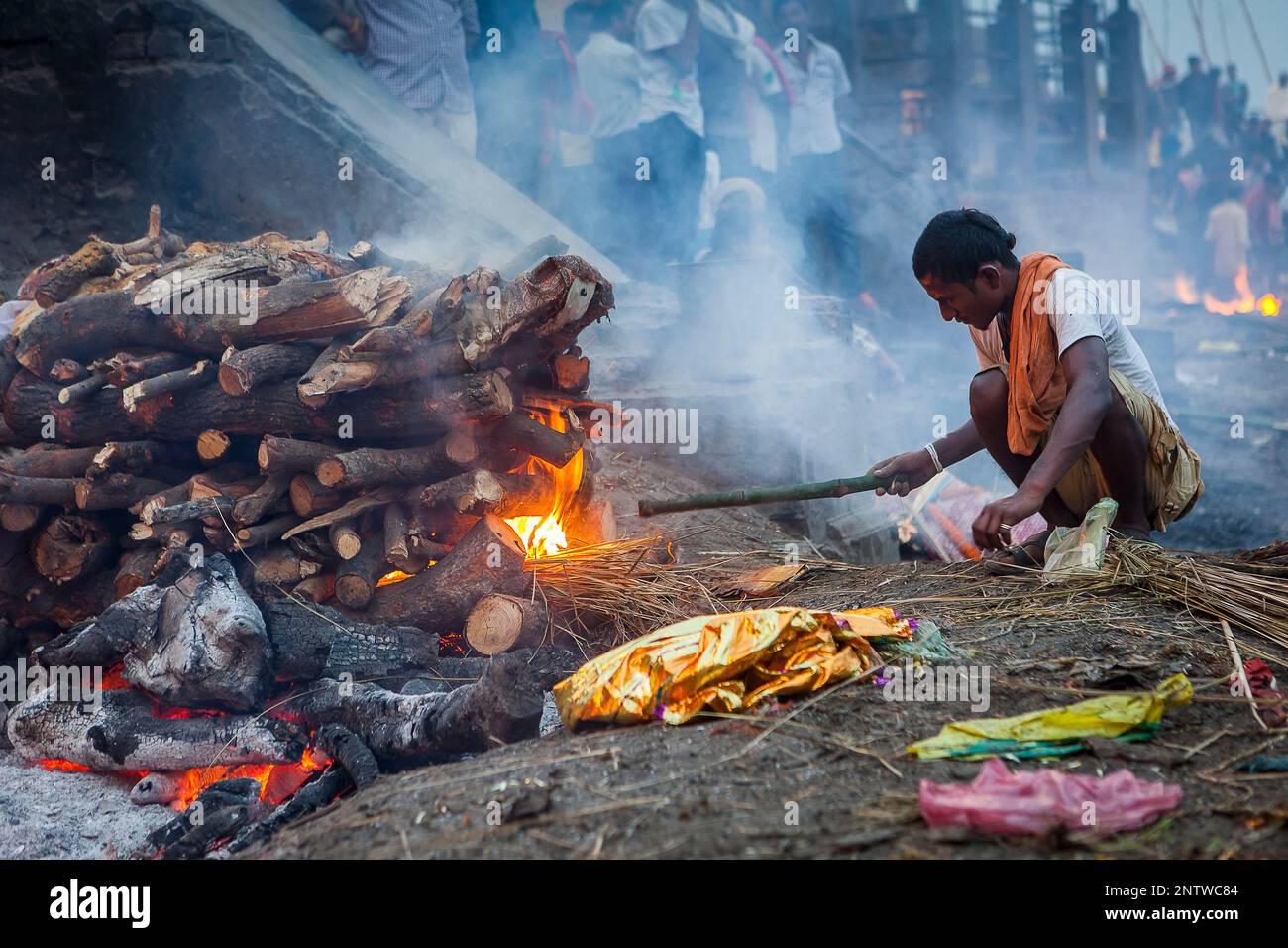 Cremation of a body, in Manikarnika Ghat, the burning ghat, on the ...