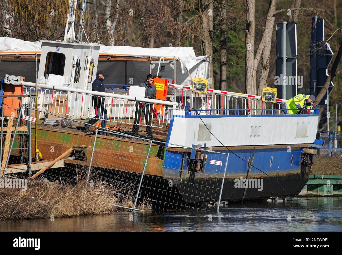 28 February 2023, Brandenburg, Schwielowsee/Ot Caputh: The cable ferry ...