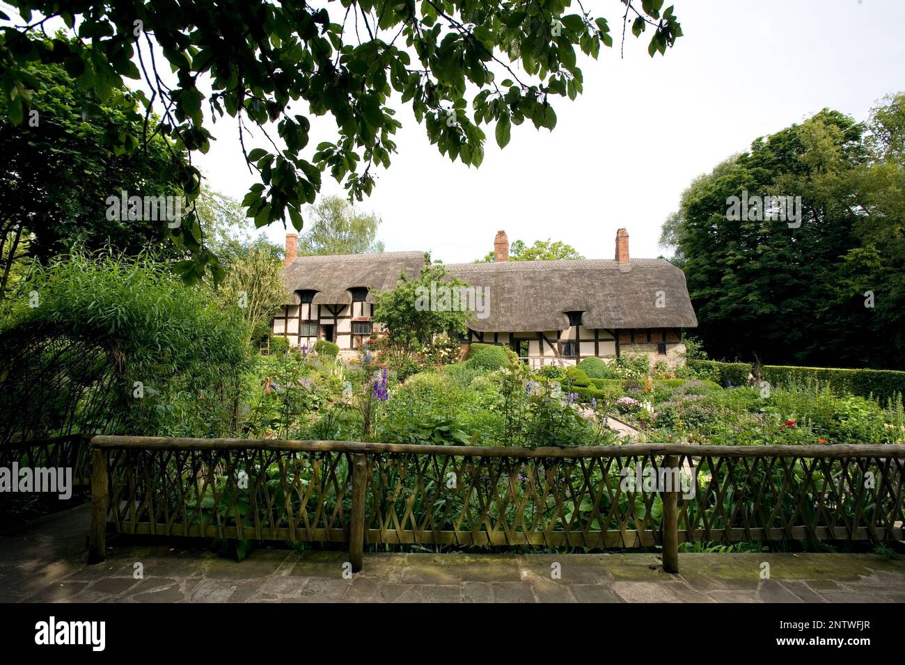 Anne Hathaway's cottage in the village of Shottery, Stratford upon Avon ...