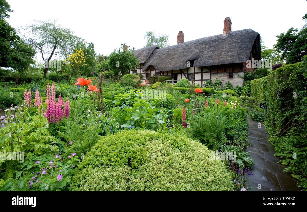 Anne Hathaway's cottage in the village of Shottery, Stratford upon Avon ...