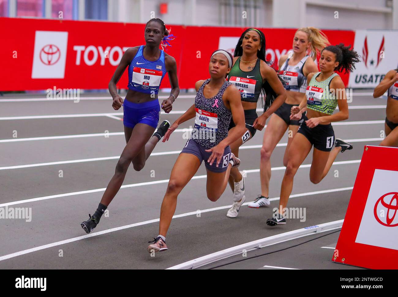 Athing Mu, Olivia Baker and Raevyn Rogers run in the Michelob Lite ...