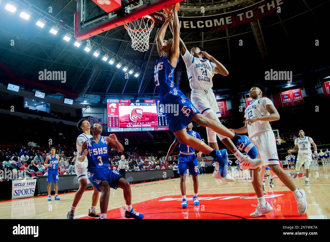 Franklin-Simpson's Dayveon Harris (center) shoots against Bowling Green ...