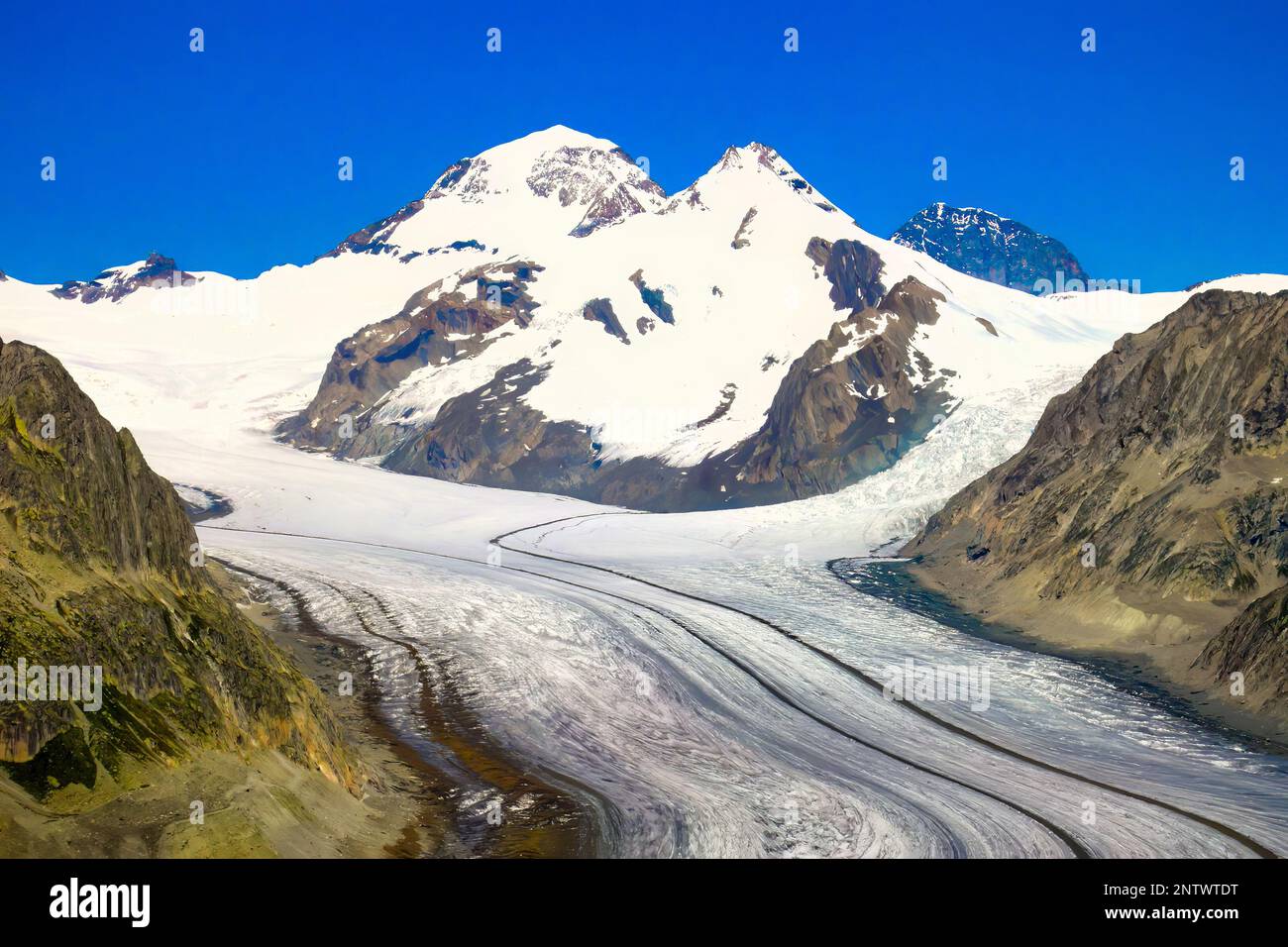 Detailed view of the Aletschgletscher glacier from the Eggishorn ...