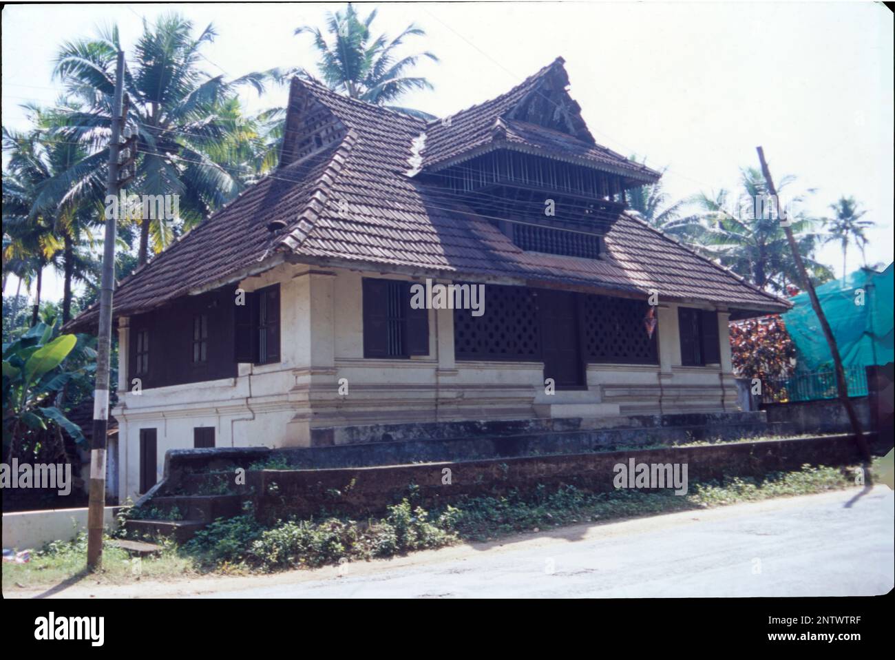 Kerala Houses:- The most distinctive visual form of Kerala architecture ...