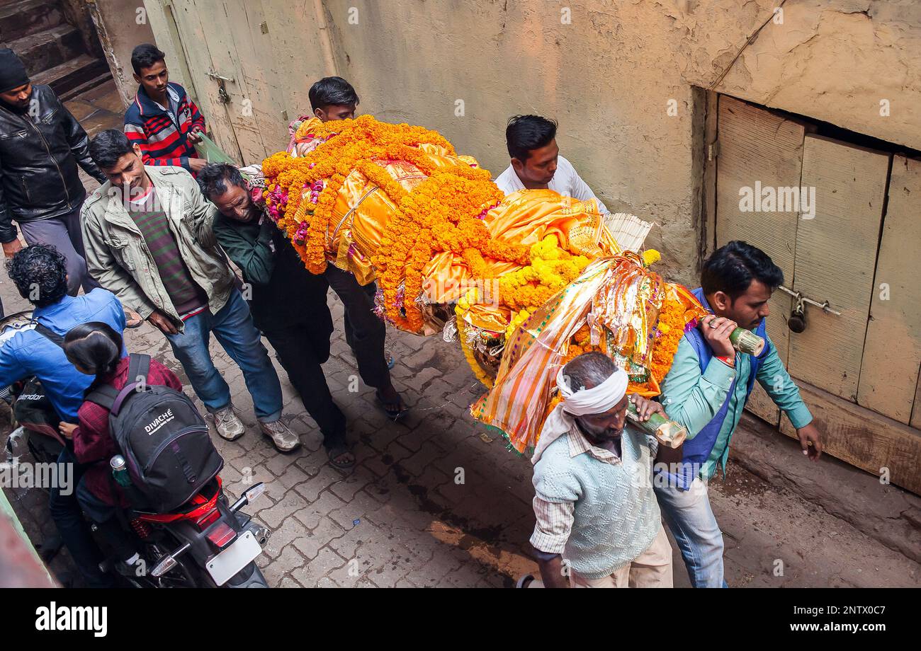 People carry a body, to burn, going to Manikarnika Ghat, the burning ...