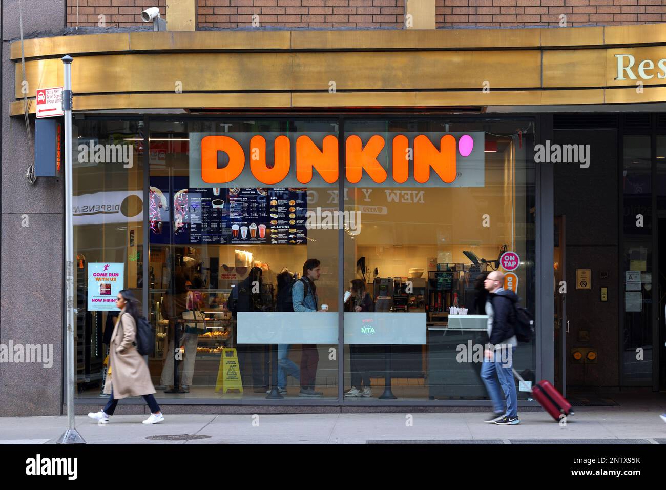 Dunkin donuts exterior hi-res stock photography and images - Alamy