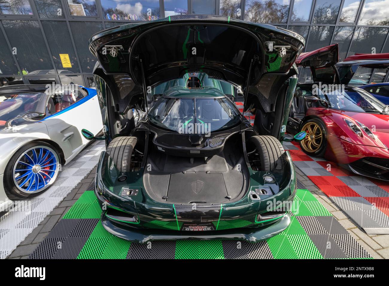 Crowds admiring hypercars hi-res stock photography and images - Alamy