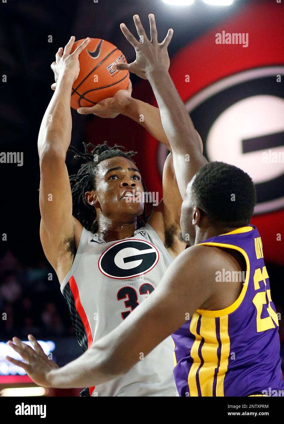 Georgia forward Nicolas Claxton (33) looks to shoot while defended by ...