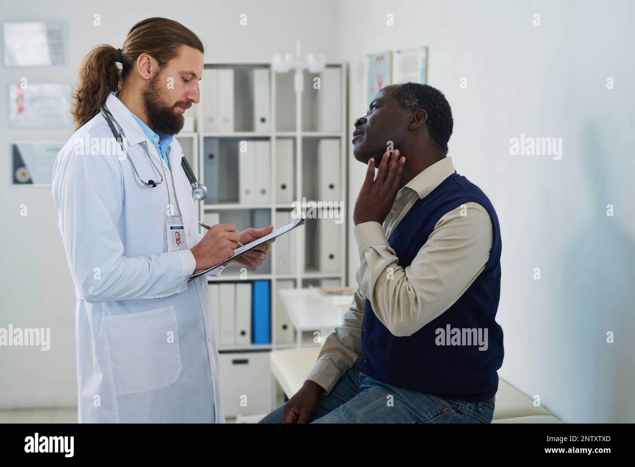 Patient describing symptoms to doctor hi-res stock photography and ...