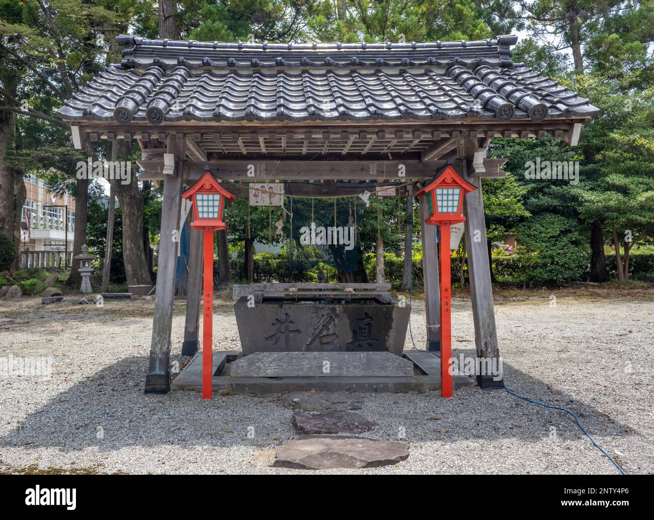 Washing pavilion, chozu-ya or temizu-ya, at Anamizuomiya shinto shrine ...