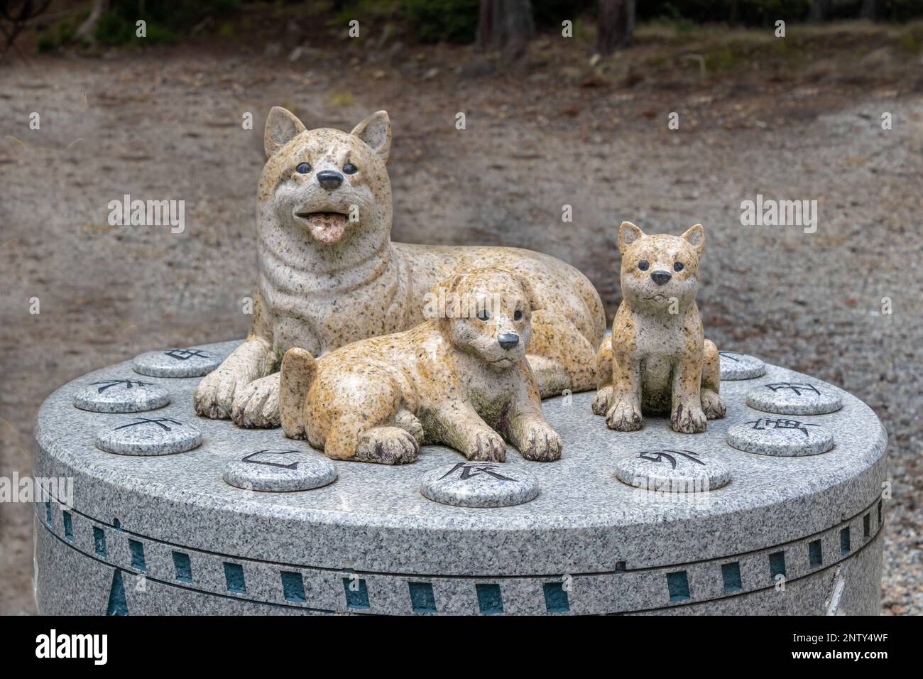 Spirit dogs "Himekagami" and carved stones of the zodiac, Anamizuomiya ...