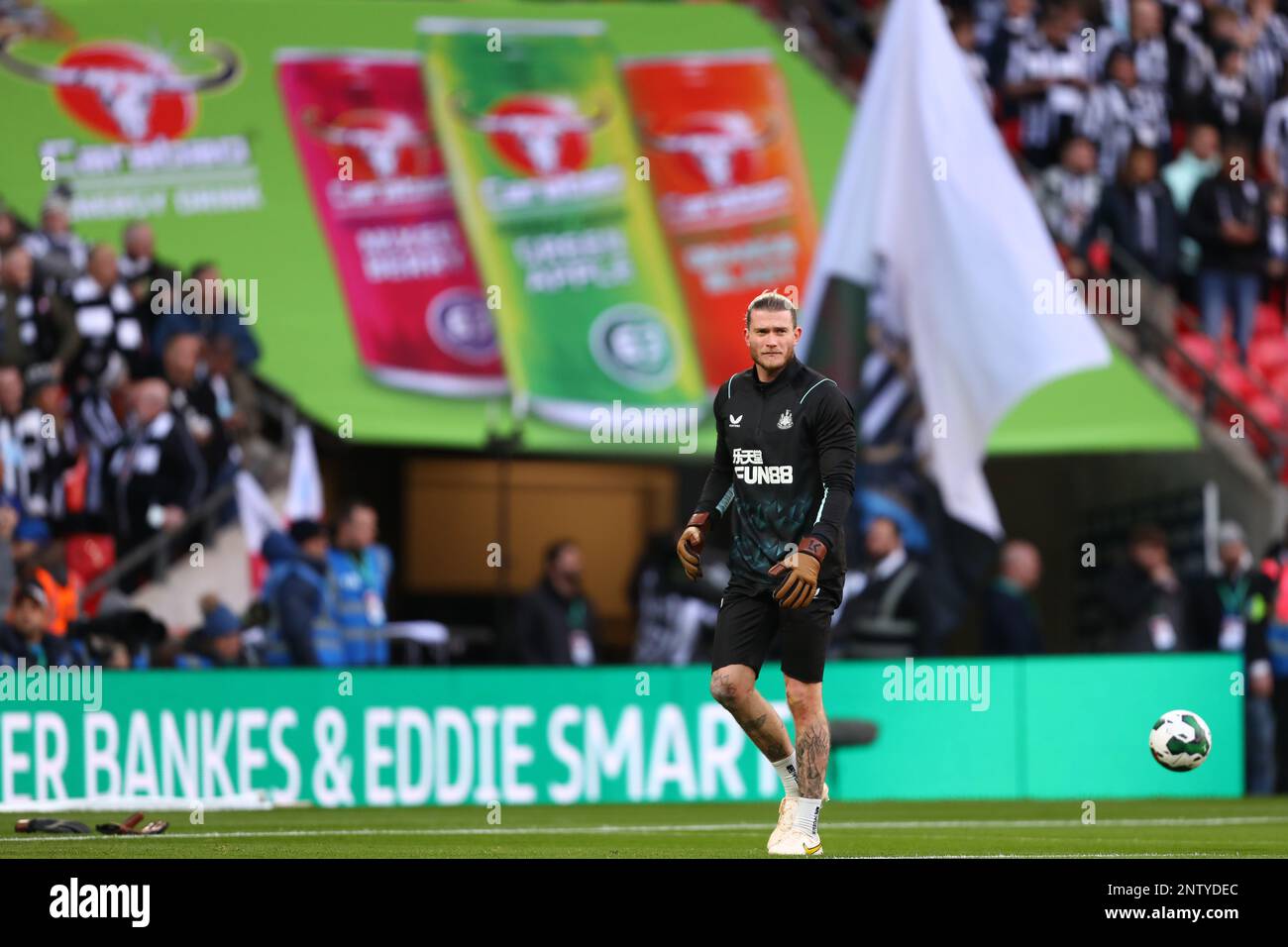 Loris Karius of Newcastle United warms up - Manchester United v ...