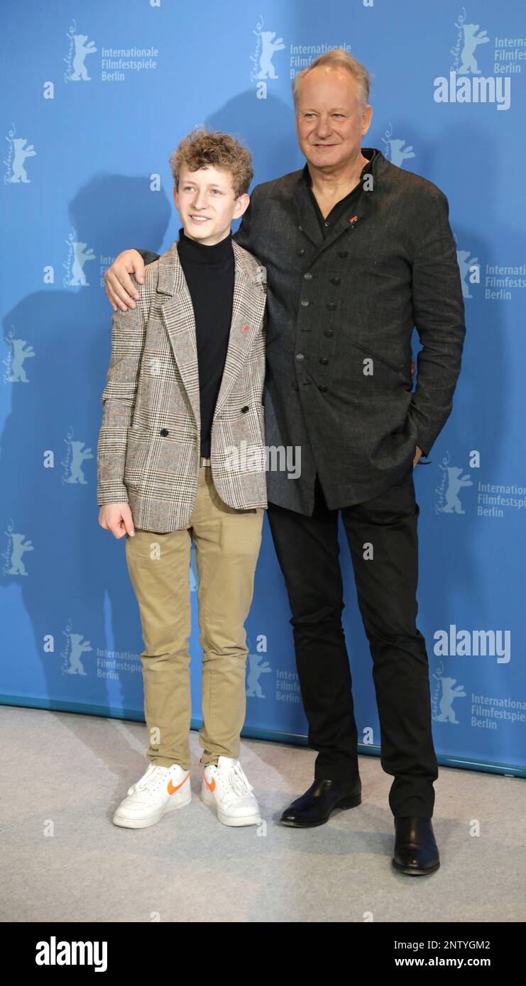 Jon Ranes (l) und Stellan Skarsgard present the movie 'Ut og stj'le ...
