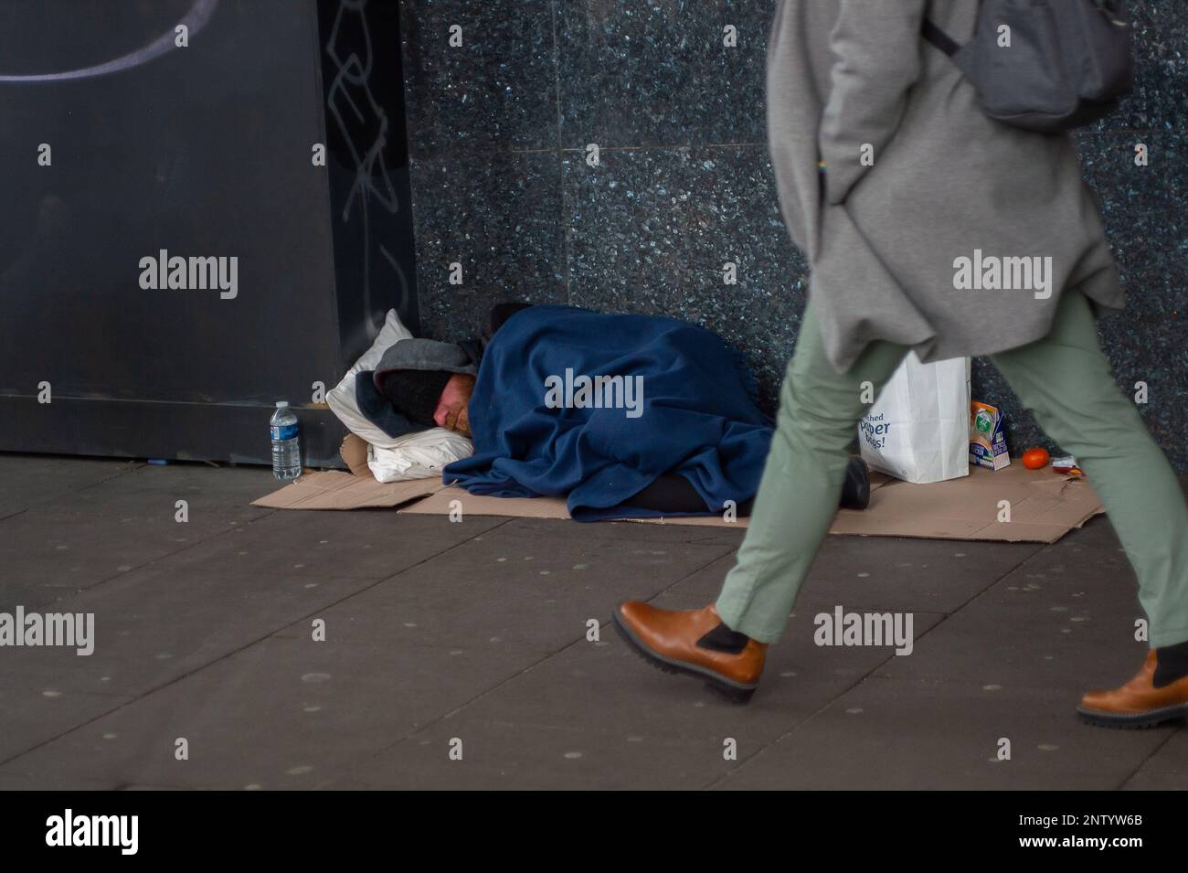 Homless men sleeping hi-res stock photography and images - Alamy