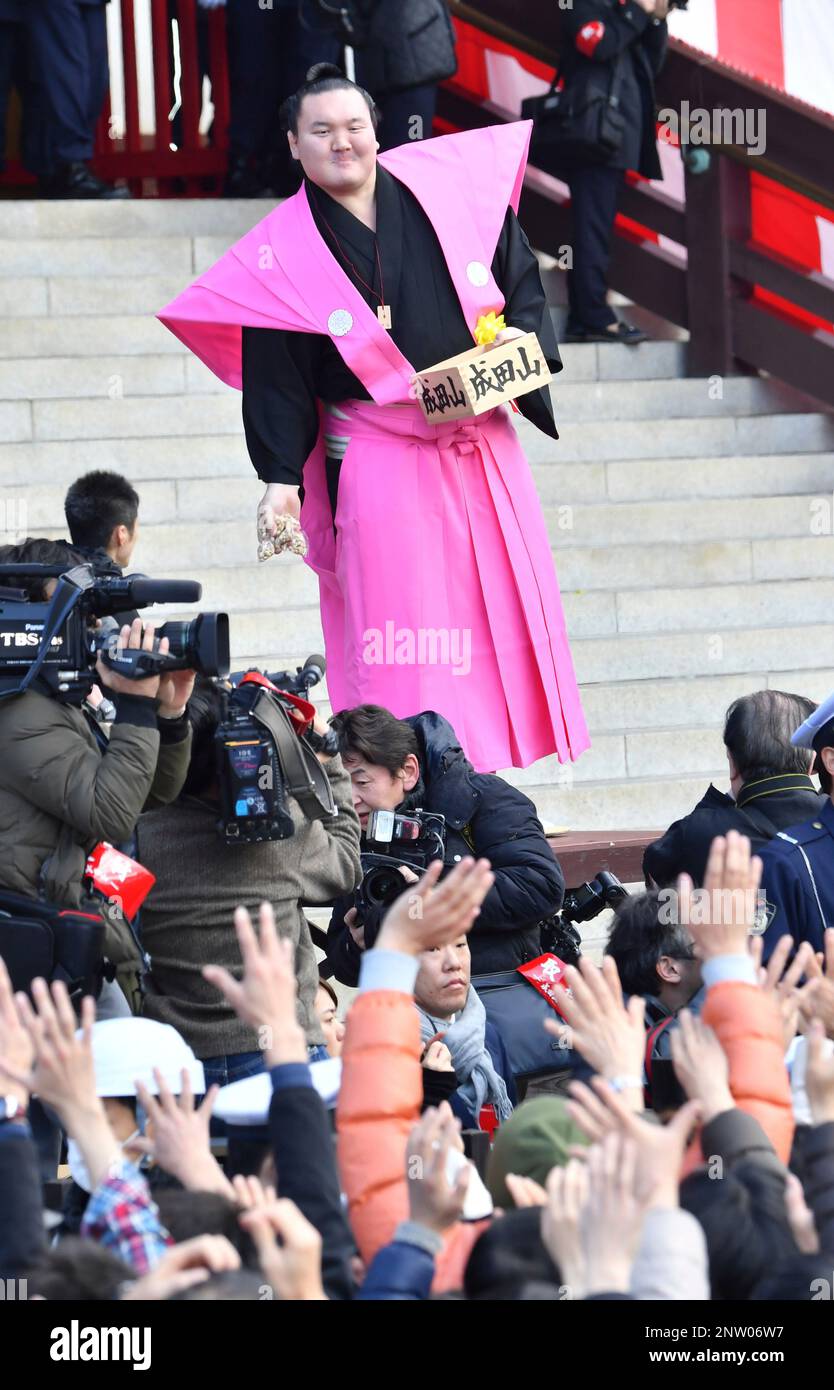 Mongol's Sumo wrestler Yokozuna Hakuho tosses beans from above to a ...
