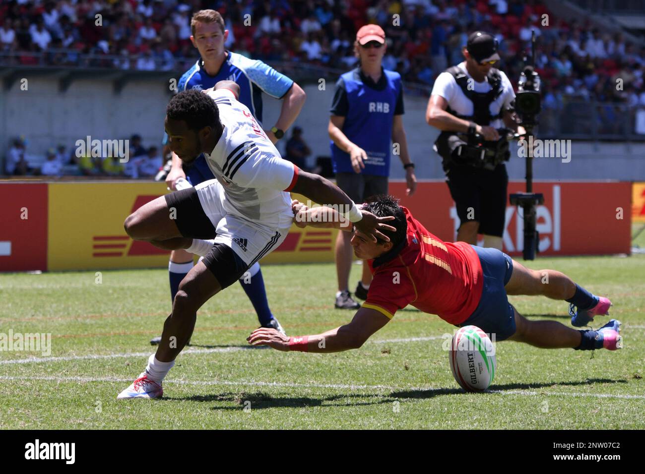 SYDNEY, NSW - FEBRUARY 03: American player Carlin Isles (1) scores a ...